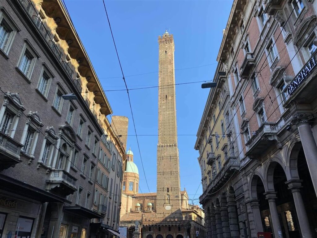 Salire sulla Torre degli Asinelli a Bologna | World Trips